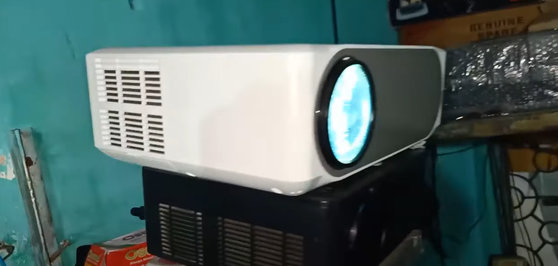 Projector Blurry on One Side: How to Fix? - ProjectorProfy